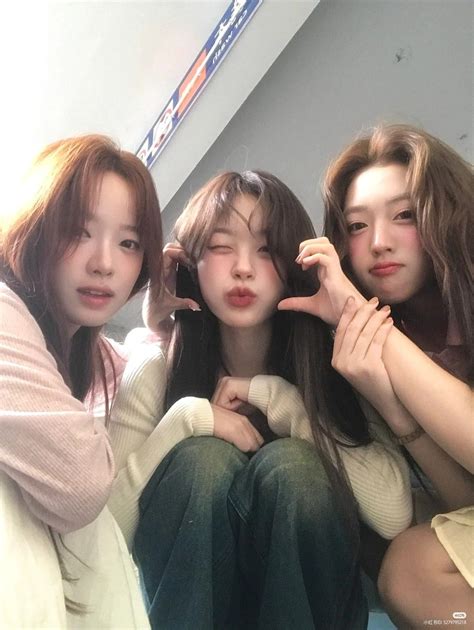 19 Trio Poses Ideas In 2025 Group Picture Poses Poses Friend Poses