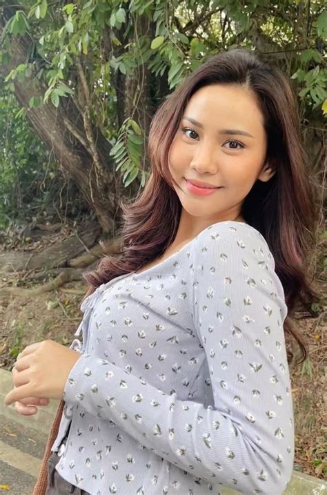 9 Hot Sexy Siti Khadijah Halim Bikini Pics