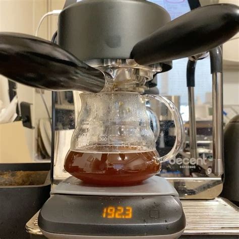 디센트 에스프레소 머신을 이용한 메탈 필터 브루잉 에스프레소 머신 에스프레소 머신은 뜨거운 물을 원하는 온도로 꾸준하게 내보내