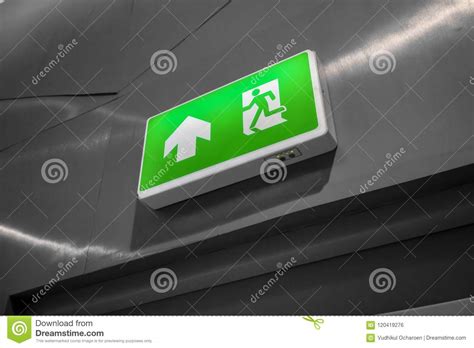 Знак аварийного выхода Направление к пути избежания Стоковое Фото изображение насчитывающей