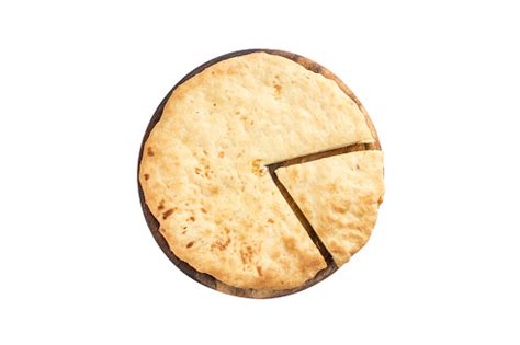 흰색 배경에 고립 된 슬라이스와 바삭한 수제 퍼프 치즈 파이 세이보리 파이에 대한 스톡 사진 및 기타 이미지 세이보리 파이 흰색 배경 시금치 Istock