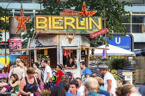 Bierbar Am Alexanderplatz In Berlin Stock Foto Getty Images