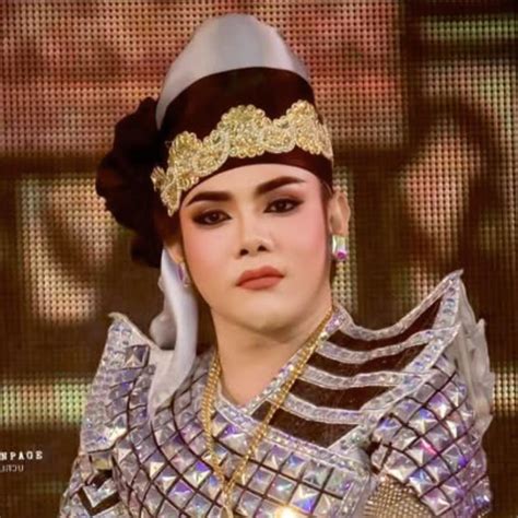 ขุนโจรคนสวยมากอ่ะ😍😍 ชอบความครีเอทการแต่งตัวของเค้า ได้ว๊าวววทุกที😁 หัวใจศิลา ที่ท่าน้ำนนท์ 0211