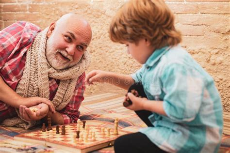 Abuelo Jugando Ajedrez Con Su Nieto Abuelo Y Nieto Jugando Ajedrez Un
