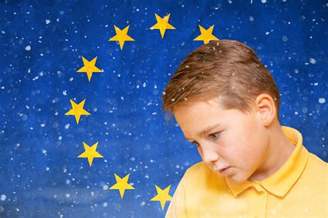 유럽의 에너지 위기한 소년은 유럽의 가스 위기로 인해 슬프다아이는 Eu 국기의 배경에 겉옷이없는 차갑다 공간을 복사합니다 근접 촬영 백인종에 대한 스톡 사진 및 기타 이미지