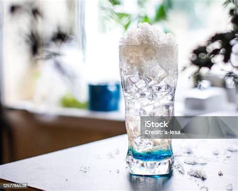 칵테일 드 블루 컬러 아이스와 주류 알코올 또는 무알코올 토닉 소다 음료 식품 배경 상단 보기 복사 공간 0명에 대한 스톡 사진 및 기타 이미지 Istock