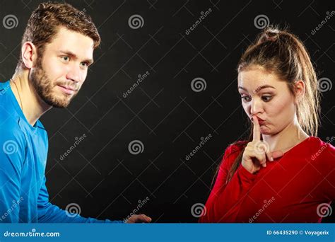 Equipaggi Il Marito Che Abusa La Moglie Della Donna Che Chiede Il Silenzio Fotografia Stock