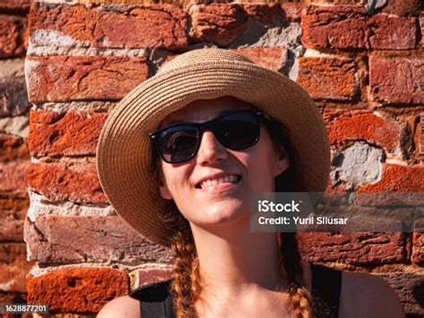 Wanita Muda Dengan Potret Topi Jerami Di Dinding Bata Merah Latar Belakang Perkotaan Gadis