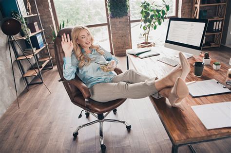 성공적인 기업 노동자 아가씨 앉아 의자 먹다 음식 다리 바탕 화면 현대 로프트 인테리어 사무실 실내의 전체 크기 사진 40 44세에 대한 스톡 사진 및 기타 이미지 Istock