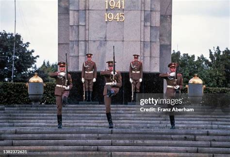 East Germany Soldiers Photos And Premium High Res Pictures Getty Images