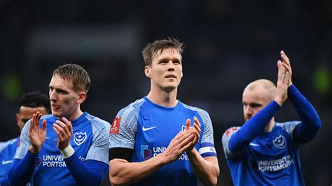 Пълен абсурд Съдия се контузи и фен го смени