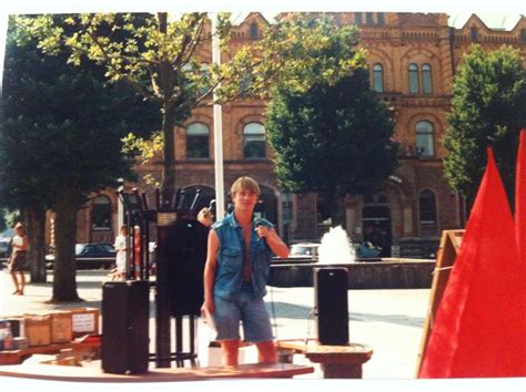 Walles Röda Blogg Vem är Mikael Wallgren