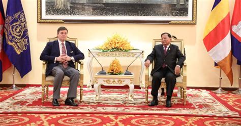 សម្តេចវិបុលសេនាភក្តី សាយ ឈុំ អនុញ្ញាតឱ្យគណៈប្រតិភូបេសកកម្មសុឆន្ទៈនៃសភាប្រើភាសាបារាំង