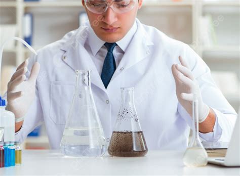 실험실에서 물 테스트 오염 실험을 하는 젊은 연구원 과학자 물 테스트 오염 Expe를 하는 젊은 연구원 과학자 사진 배경 및 무료 다운로드를위한 그림 Pngtree