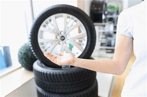 수리점 클로즈업에서 자동차의 바퀴를 가리키는 여성의 손 상점에 대한 스톡 사진 및 기타 이미지 상점 타이어 한 명의 여자만 Istock