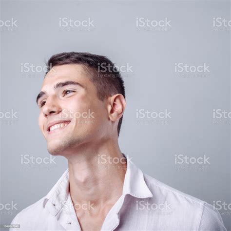 흰색 셔츠와 카메라를 바라보는 검은 색 청바지를 입고 흰색 배경 앞에 서있는 잘생긴 남자 18 19세에 대한 스톡 사진 및 기타