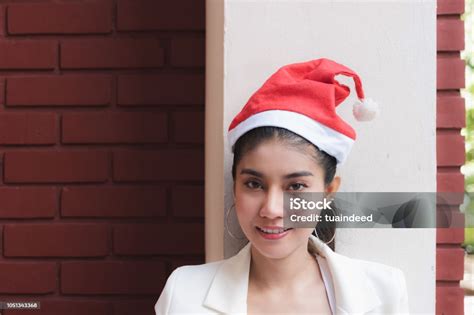 산타 클로스 모자를 입고 웃는 아시아 여자의 아름다움 얼굴 크리스마스 휴일 개념입니다 겨울에 대한 스톡 사진 및 기타 이미지 겨울 계절 공휴일 Istock