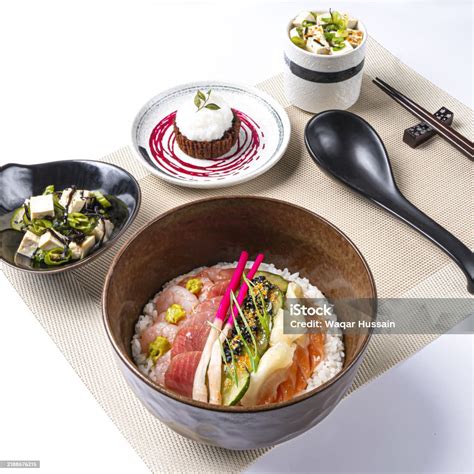 새우 새우 생선 고기 두부 해초 샐러드를 포함한 해산물 치라시 돈 국물에 제공되는 초콜릿 용암 케이크 아이스크림 냅킨 측면에 고립 된 흰색 배경에 일본 음식의 모습 0명에