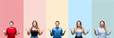 다채로운 줄무늬에 아름 다운 젊은 여자의 콜라주 고립 배경 미친 미친 소리 하 고 적극적인 식와 팔 제기 함 좌절 개념입니다