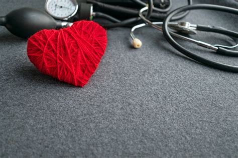 의학 이랑 플랫 하다 빨간색 스레드 Tonometer 회색 테이블에 함께 심장입니다 혈압 의사가 직장 혈압 모니터입니다 의료 장비입니다 심장 진단입니다 공간 복사 청진기에