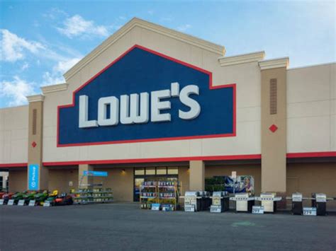 Lowes Gains After Joining Home Depot In Backing Full Year Guidance