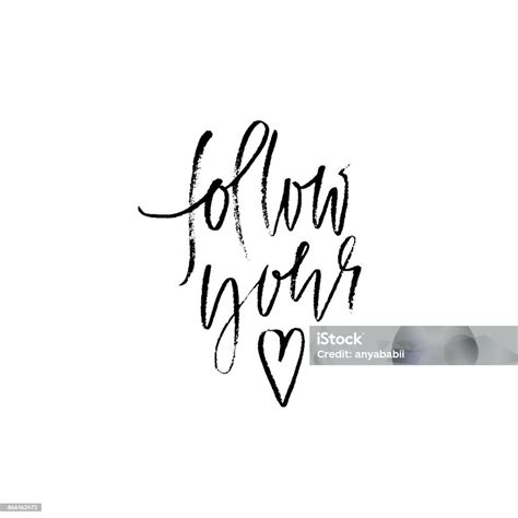 당신의 마음을 따르십시오 핸드 드라이 브러쉬 레터링 그려 잉크 그림입니다 현대 달 필 구입니다 벡터 일러스트입니다 0명에 대한