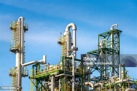 석유 및 가스 탱크 증류 반응기 컬럼 화학 정제 산업 석유 화학 사업에서 운송 네트워크 생태계 에너지 개념을위한 파이프 라인 및 저장 탱크 0명에 대한 스톡 사진 및 기타