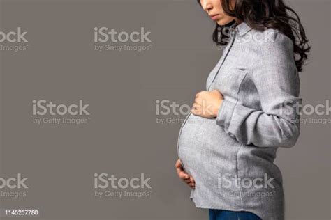 심각한 임신 한 아시아 여자를 들고 배를 가진 부분 보기 손은 회색에 고립 갈색 머리에 대한 스톡 사진 및 기타 이미지 갈색 머리 사람들 사진 이미지 Istock