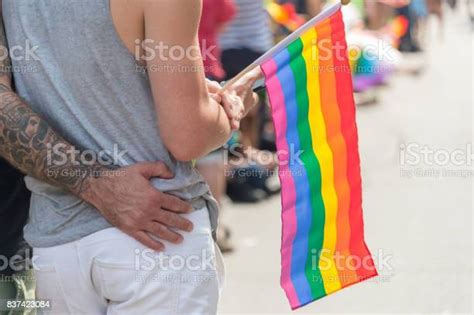 게이 남자 커플 몬트리올 게이 프라이드 퍼레이드에서 게이 무지개 깃발을 들고 후면 모습 남자 동성애자에 대한 스톡 사진 및 기타 이미지 남자 동성애자 2017년