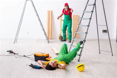 Trabajador Herido Y Su Compa Ero De Trabajo Foto De Archivo Imagen De Casa Primero