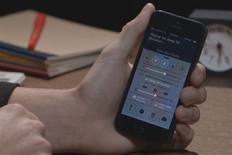 IOS Loophole Bypasses The Lock Screen For Access To Photos Email