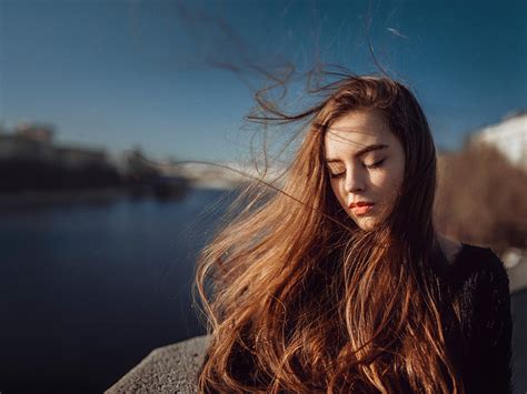 배경 화면 긴 머리 소녀 초상화 햇빛 바람 1920x1200 그림 이미지