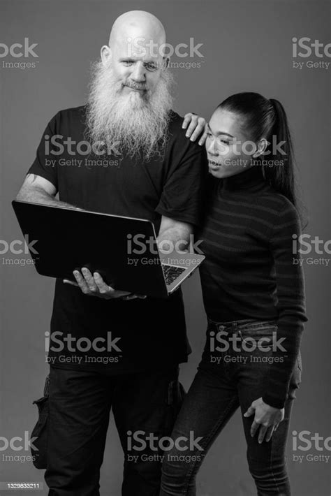 성숙한 수염 대머리 남자 와 젊은 아시아 트랜스 젠더 여자 함께 에 검정 과 흰색 2명에 대한 스톡 사진 및 기타 이미지 2명 Lgbtqia 문화 그림자 Istock