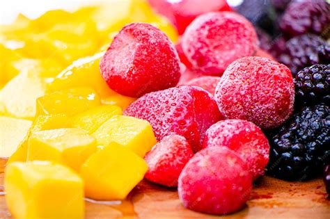 Mango Congelado Y Fresas Congeladas Foto Premium
