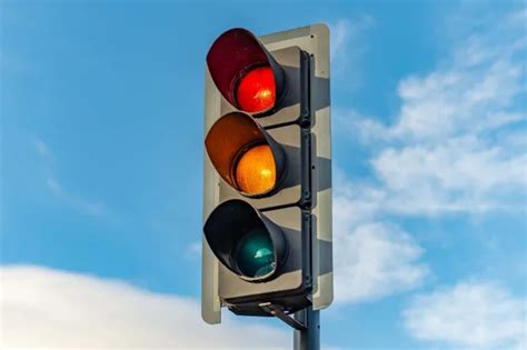 Historia E Semaforit Me Tri Ngjyra” A Do Të Na Duhet Një Ngjyrë E Katërt E Resinjali
