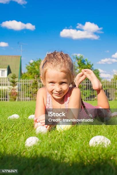 세로는 거의 귀여운 여자아이 게임하기 화이트 부활제 에그스 귀여운에 대한 스톡 사진 및 기타 이미지 귀여운 기독교 놀기 Istock