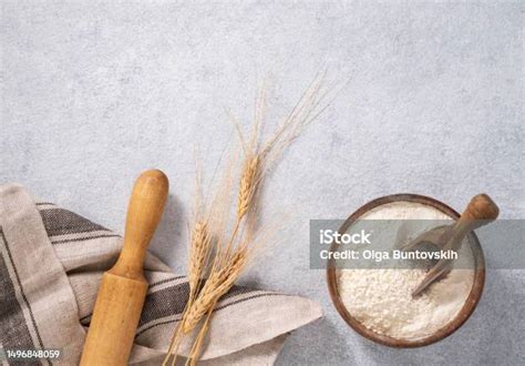 마른 밀 가지가있는 파란색 배경에 국자 롤링 핀 및 냅킨이있는 나무 그릇에 천연 밀가루 홈 베이킹을 위한 유기농 및 건강 제품 가루로 빻은에 대한 스톡 사진 및 기타 이미지