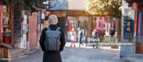 리장 올드 타운의 광장 거리에서 여행 하는 젊은 남자 여행자 리장 윈난 중국에서 관광 명소에 대 한 랜드 마크 및 인기 있는 장소 아시아 여행 컨셉 관광객에 대한 스톡 사진