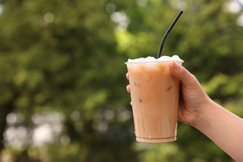 야외에서 맛있는 아이스 커피의 플라스틱 테이크아웃 컵을 들고 있는 여자 근접 촬영 텍스트를 위한 공간 각얼음에 대한 스톡 사진 및 기타 이미지 Istock