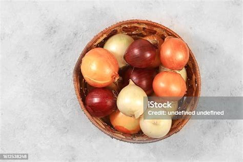 회색 콘크리트 배경에 바구니에 담긴 다양한 종류의 양파 가을 수확 개념 농업에서 번식하기 위한 빨간색 흰색 황금색 양파 가을에 대한 스톡 사진 및 기타 이미지 Istock