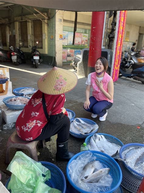 許睿慈．許願池 一早來到了位於義二路上的市場，與前來逛市場的大哥大姐們聊聊天，傾聽大家的需求、也爭取大家的支持，同 Facebook