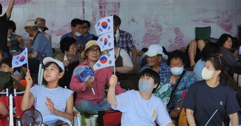 이번엔 꼭 성공하기를 누리호 2차 발사 현장서 수천명 시민들 응원