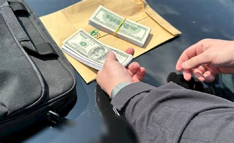 Сільського голову та кількох посадовців Фастівської громади спіймали на хабарі Читайте на Ukr Net