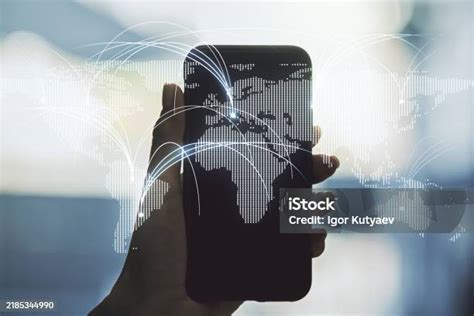 추상적 인 디지털 세계지도의 이중 노출 및 배경 연구 및 전략 개념에 휴대 전화와 연결 및 손 개념에 대한 스톡 사진 및 기타 이미지 Istock