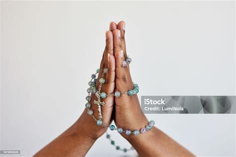 손 여자는 기독교 종교 흰색 배경에 고립된 십자가가 있는 묵주 구슬로 기도하고 예배하고 있습니다 하나님에 대한 감사 믿음과 여성은 도움을 구하고 영적 삶으로기도를 신뢰합니다