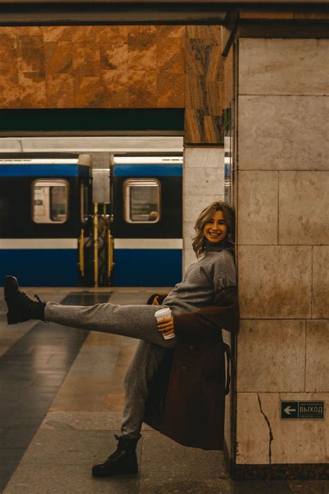 Девушка в метро Фотосессия Уличная фотография Стиль метро Фотосессия