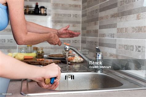 부엌 싱크대에서 국내 부엌 박리 및 세척 야채에서 어머니와 딸을 닫습니다 12 13세에 대한 스톡 사진 및 기타 이미지 12 13세 2명 50 54세 Istock