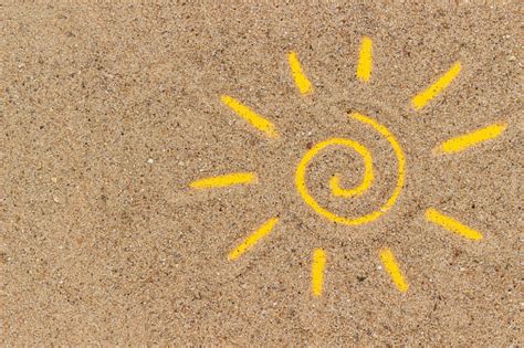 모래에 그려진 태양 기호입니다 크리에이티브 평면도 복사 공간 태양 하늘에 대한 스톡 사진 및 기타 이미지 태양 하늘 그리기 드로잉 Istock
