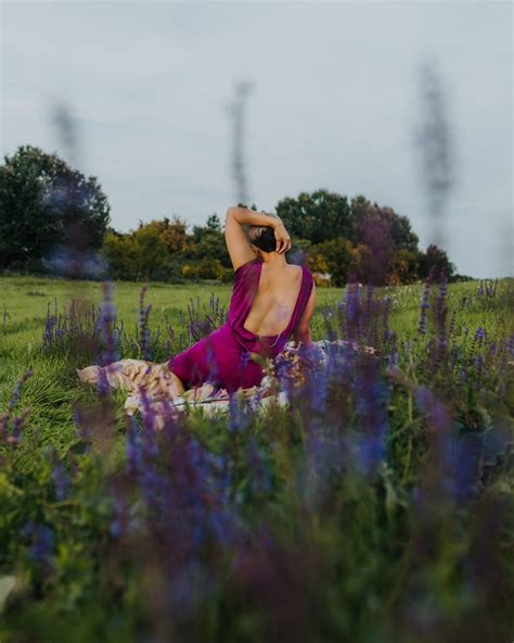 무료 사진 피크닉에 고급 보라색 드레스를 입은 예쁜 여자