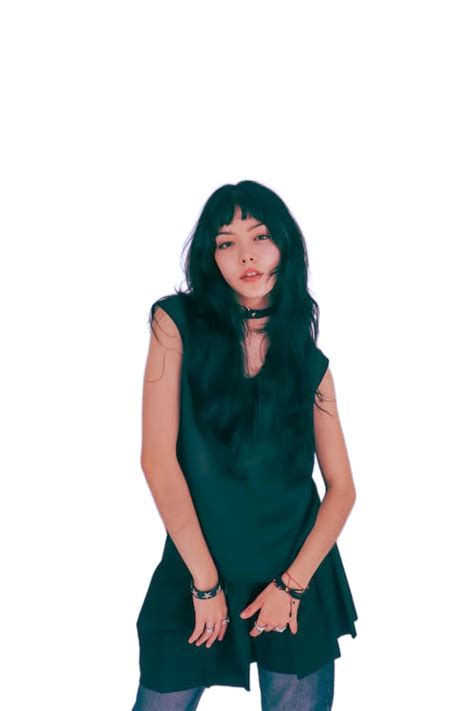 흰 배경에 포즈를 취한 검은 머리의 젊은 여성 · 무료 스톡 사진